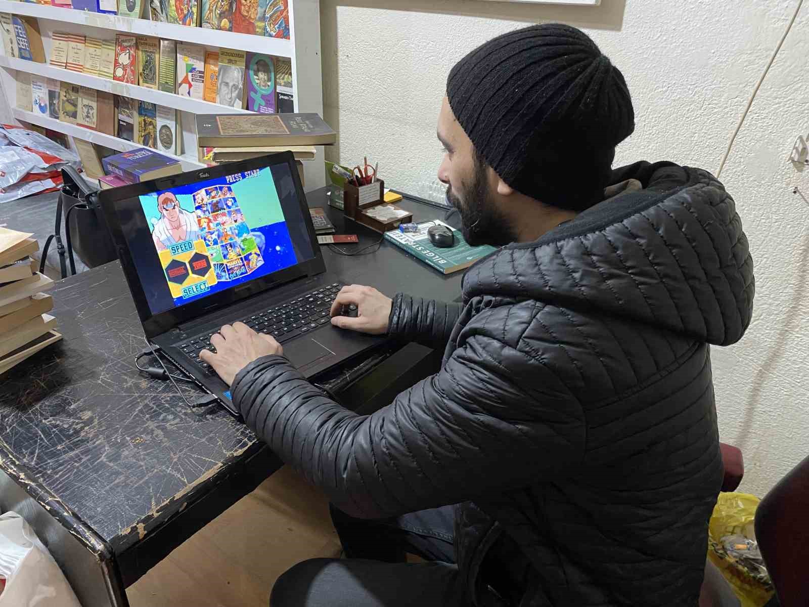 Çoğu kişi yeni oyunlar ile zaman geçirirken o hala retro türünü tercih ...