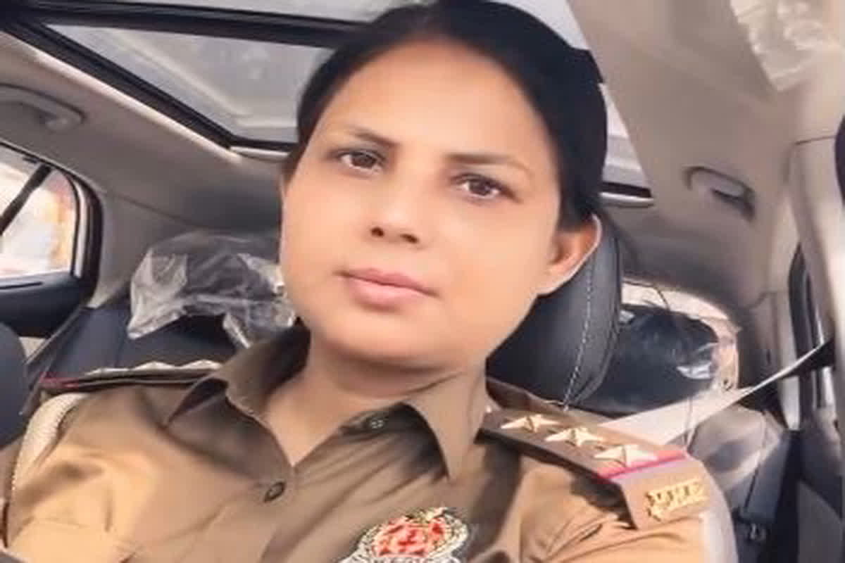 Mahila Police Adhikari ka Viral Video : वर्दीधारी महिला पुलिस अधिकारी ...
