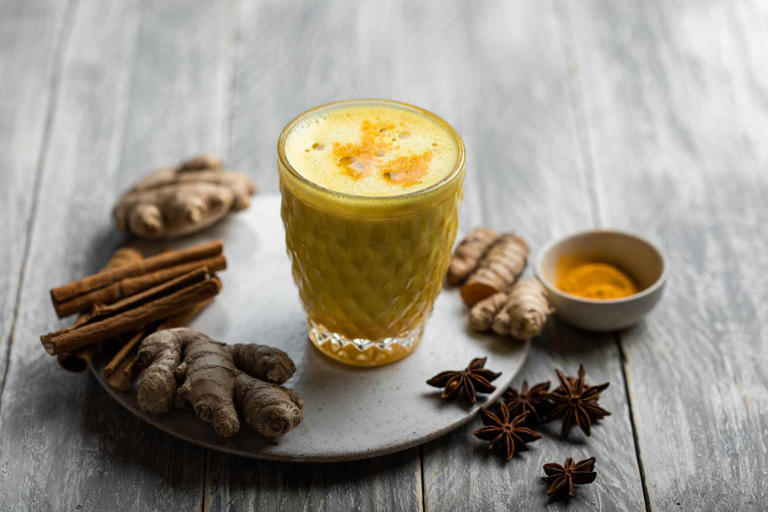 7 Reasons You Should Take a Ginger and Turmeric Shot Every Day