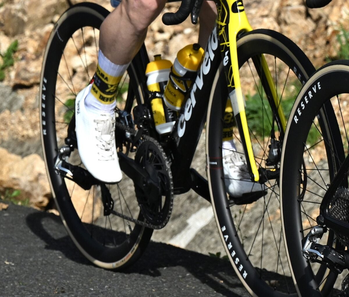 Spotted in the Algarve: Jonas Vingegaard Rides 150mm Cranks, Primož Roglič Rocks Hairy Legs