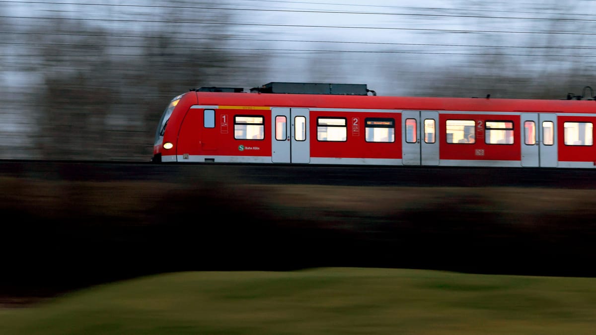Zugunfall in Gifhorn: Regionalbahn kracht in Transporter – Verletzte