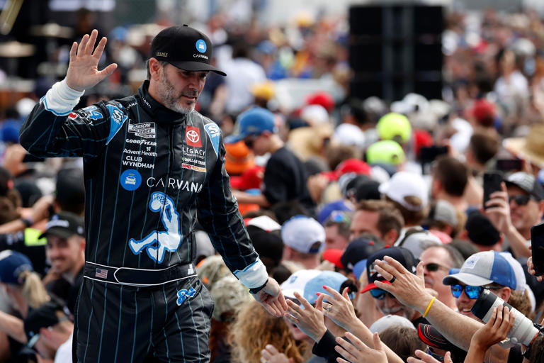 Semi-retired NASCAR legend guarantees spot in 2026 Daytona 500 field