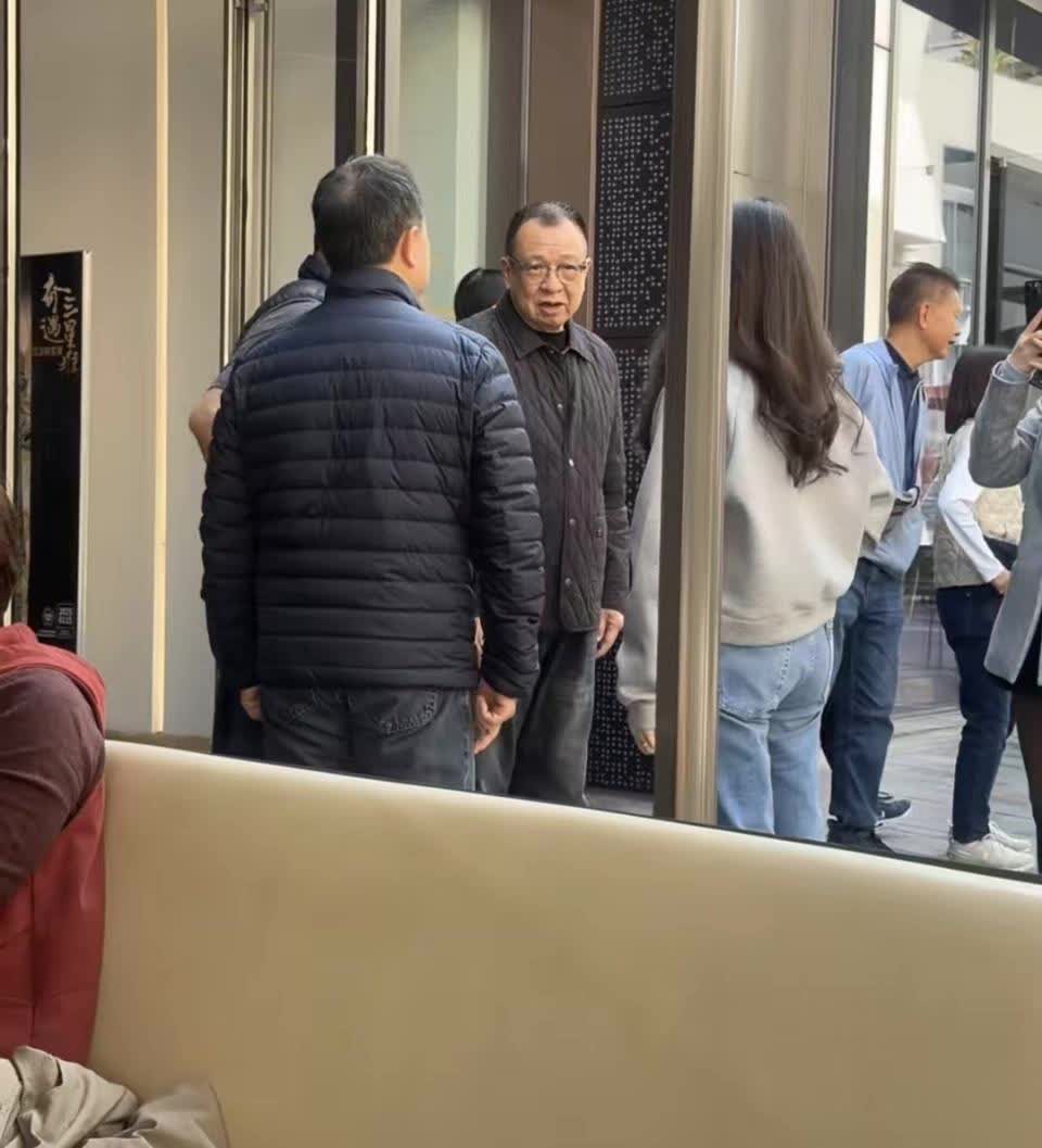 许绍雄一家街头与街坊合影 夫妻甜蜜超有夫妻相