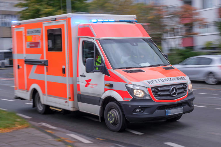 Mindestens ein Kind in Lebensgefahr: Auto erfasst Kinder auf Schulweg ...