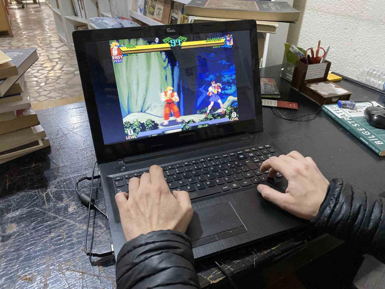 Çoğu kişi yeni oyunlar ile zaman geçirirken o hala retro türünü tercih ...