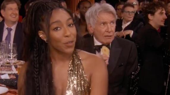 Harrison Ford sceglie il momento sbagliato per mangiare una patatina a una serata di gala