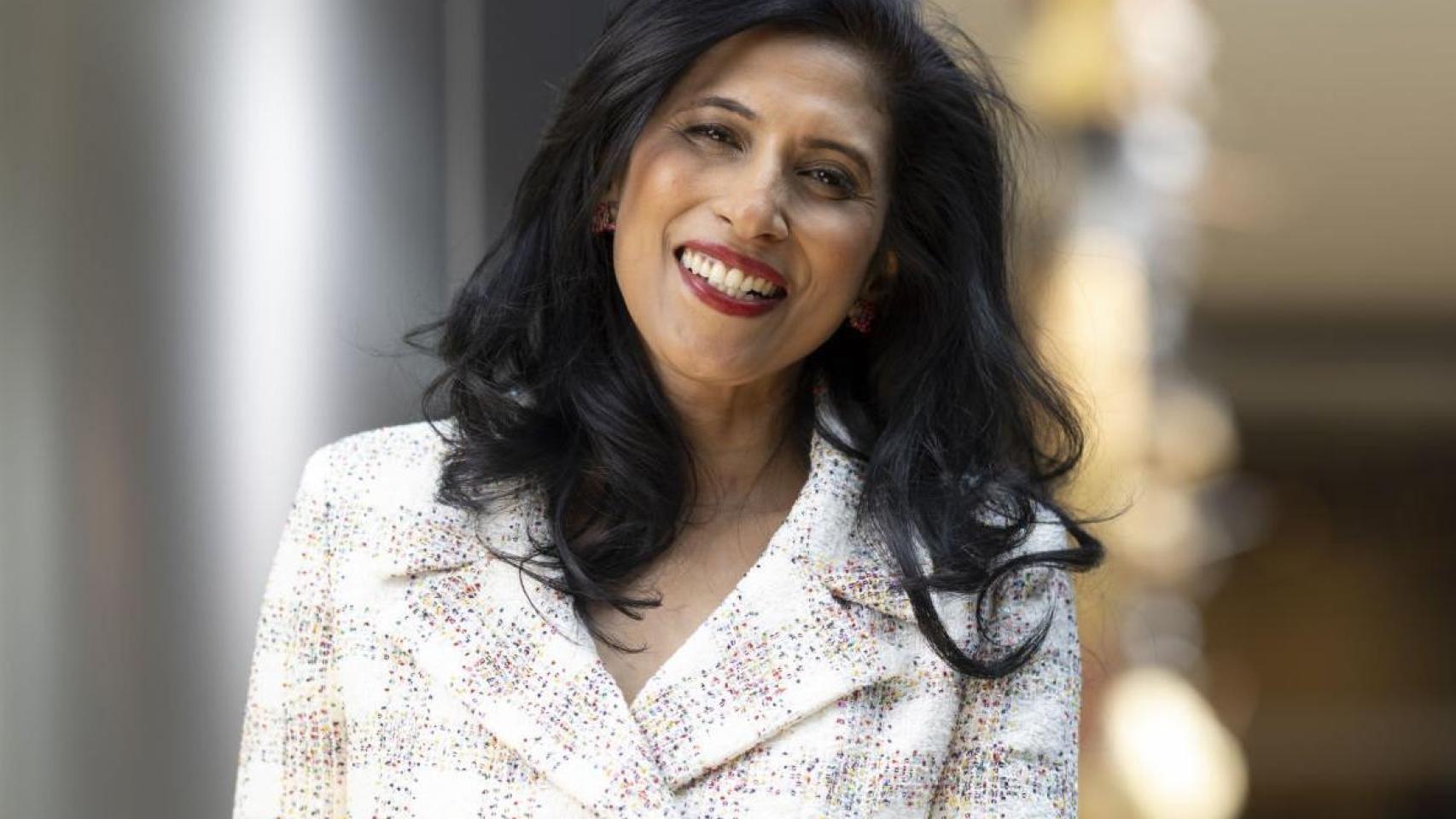 Leena Nair, directora general de Chanel distinguida por Isabel II, o ...