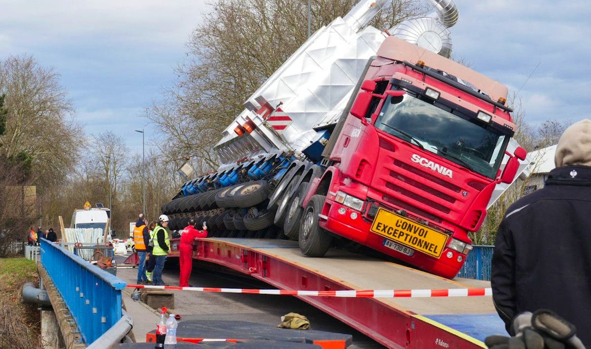 Un camion bascule sur un pont, 165 tonnes en équilibre précaire