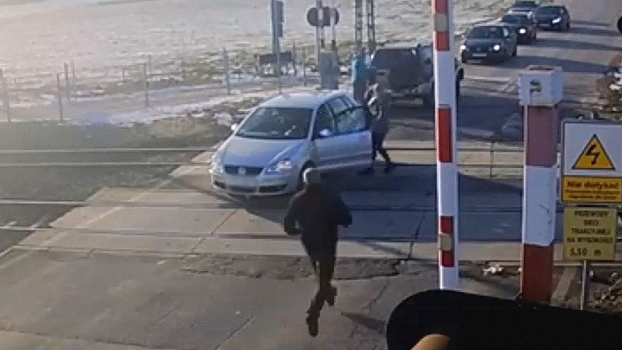 Kvinnans bil fastnar på spåret - då kommer tåget