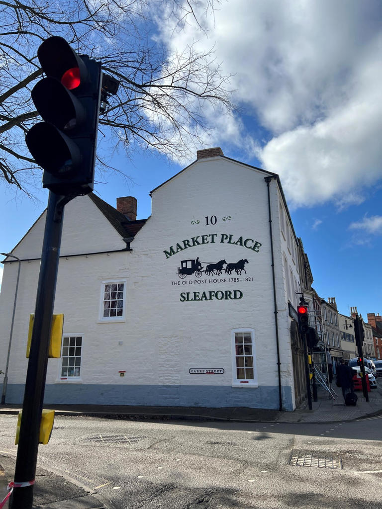 Mural to old post house revealed in Sleaford