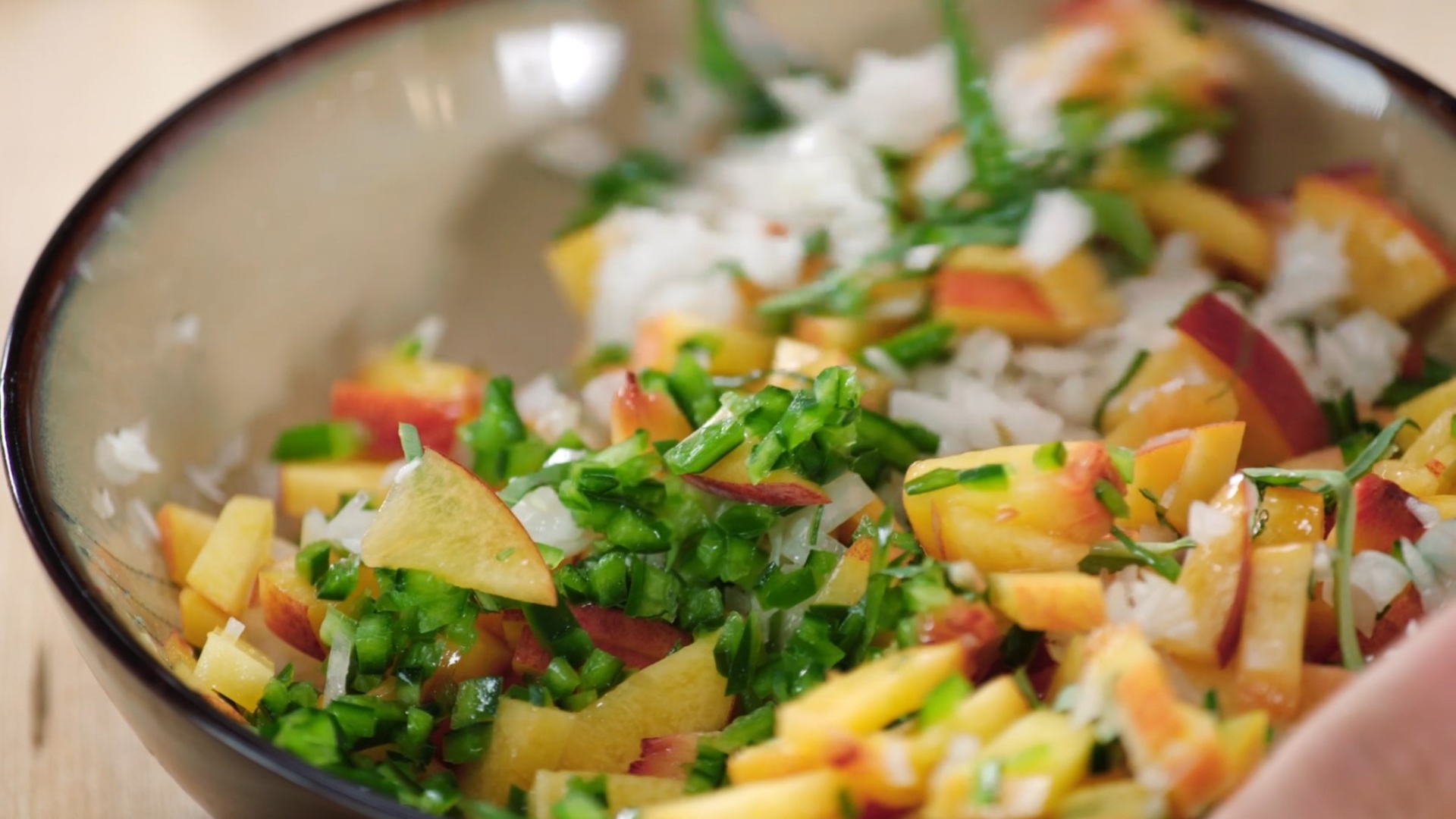 Salsa de manjericão fresco e pêssego com um toque colorido