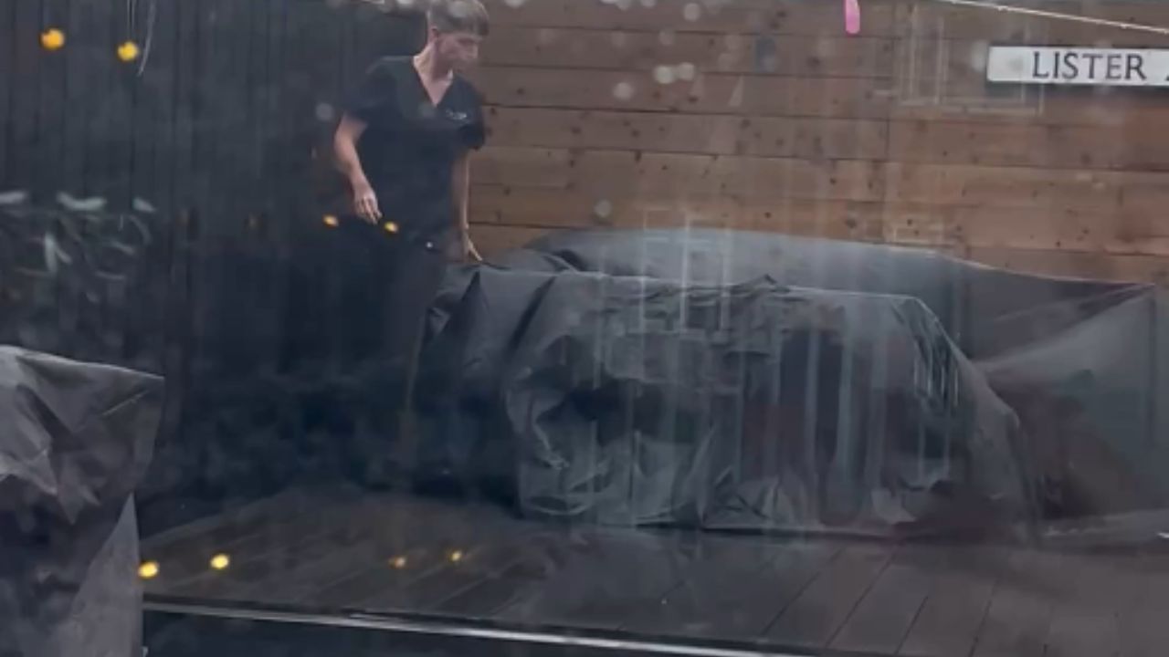 Woman's hilarious reaction to her own mishap amid windy weather is a ...