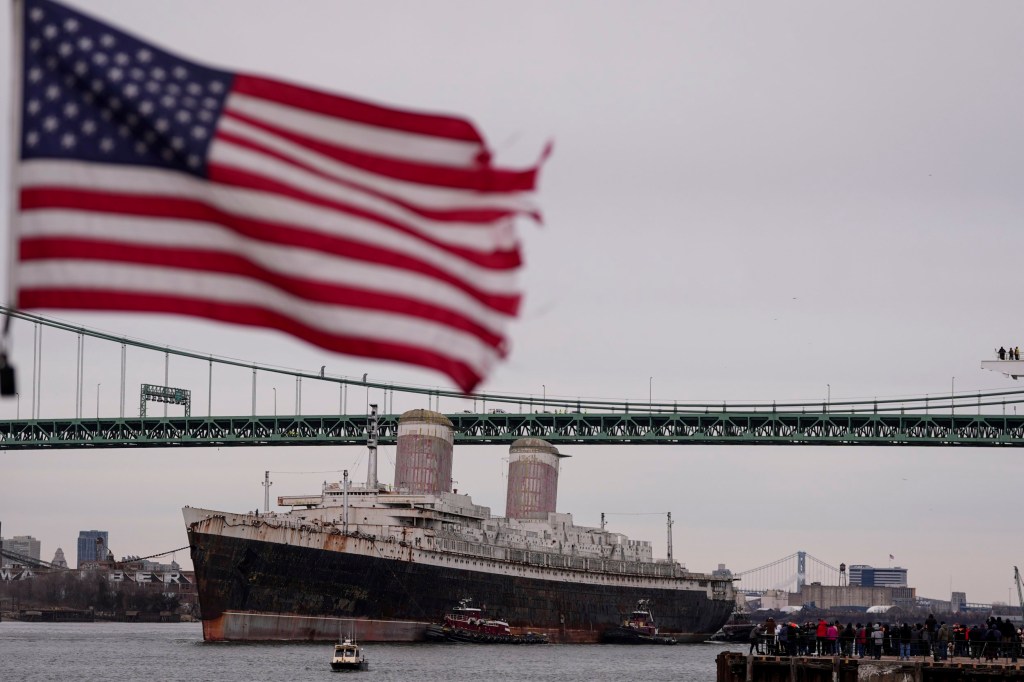 Historic US ship SS United States on its final voyage after 30 years ...