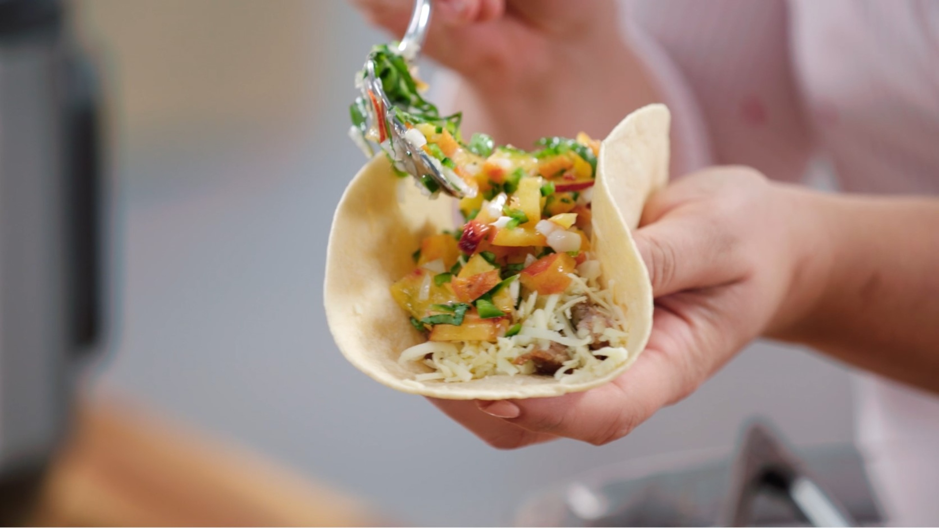 Tacos de carne de porco desfiada com pêssego e um toque doce e picante