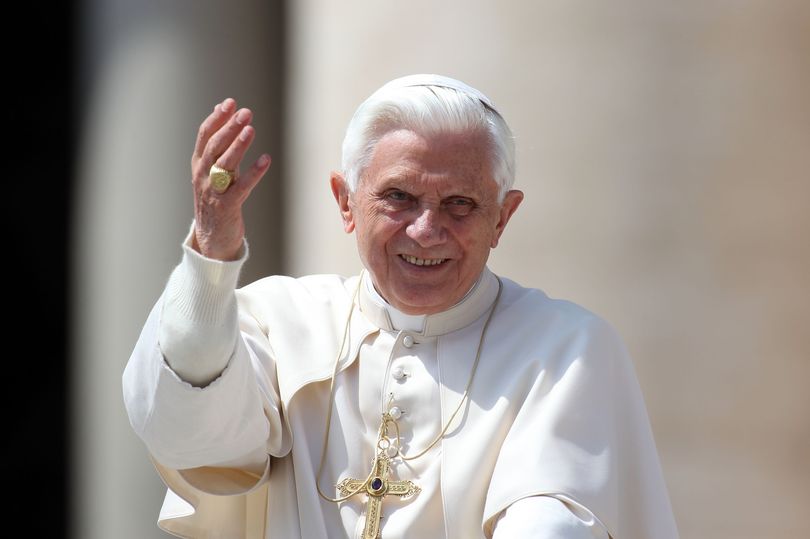 Why did Pope Benedict XVI become first pontiff in 600 years to resign?