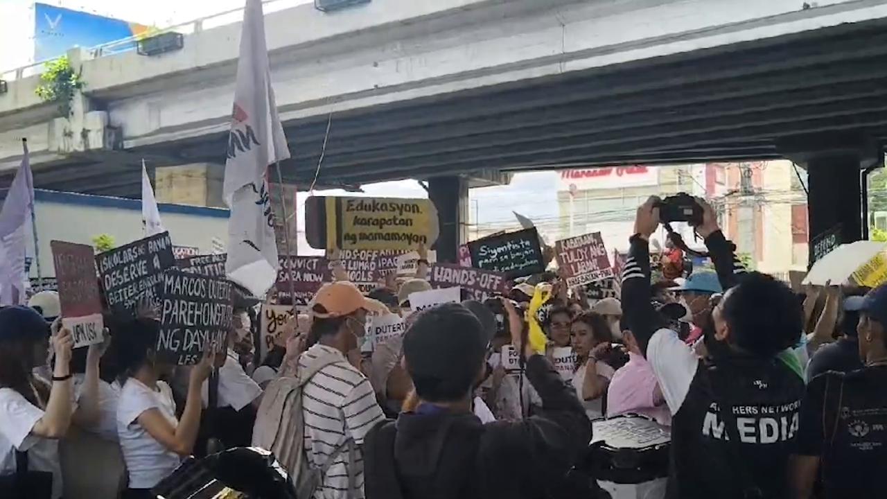 Filipinos celebrate end of dictatorship best known for Imelda Marcos ...