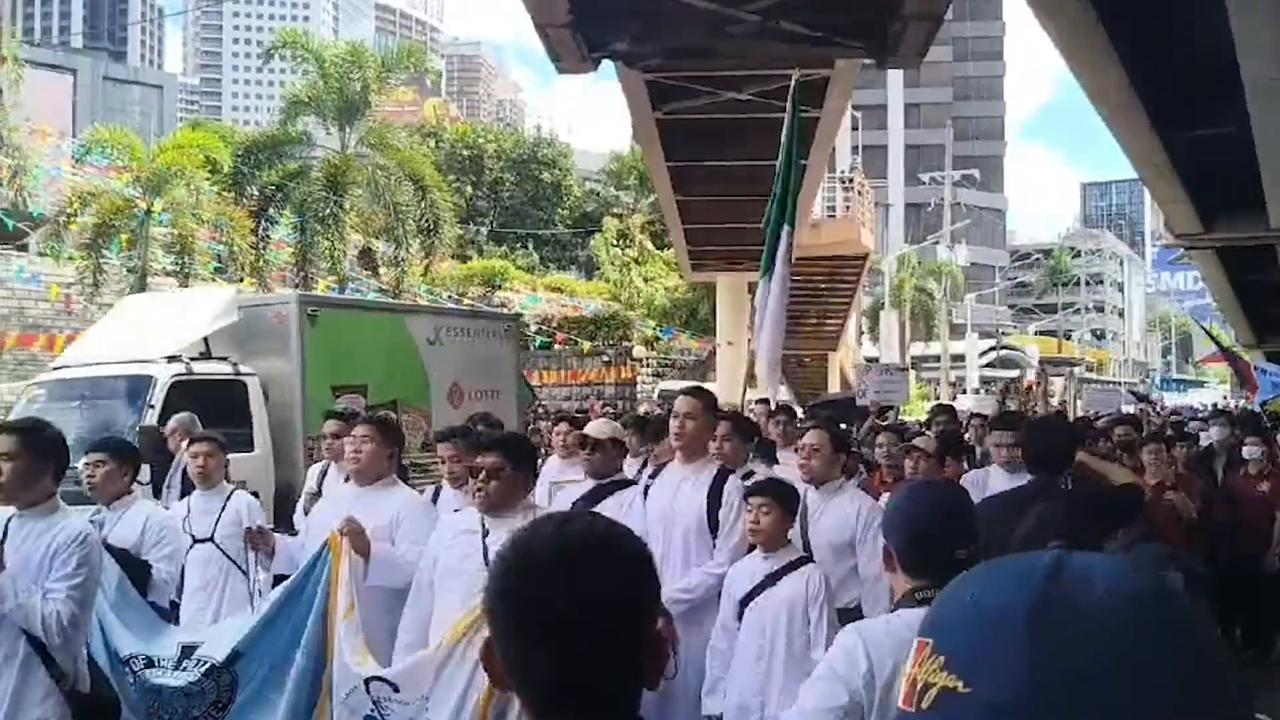 Filipinos mark 39 years since fall of Marcos regime that plundered 10 ...