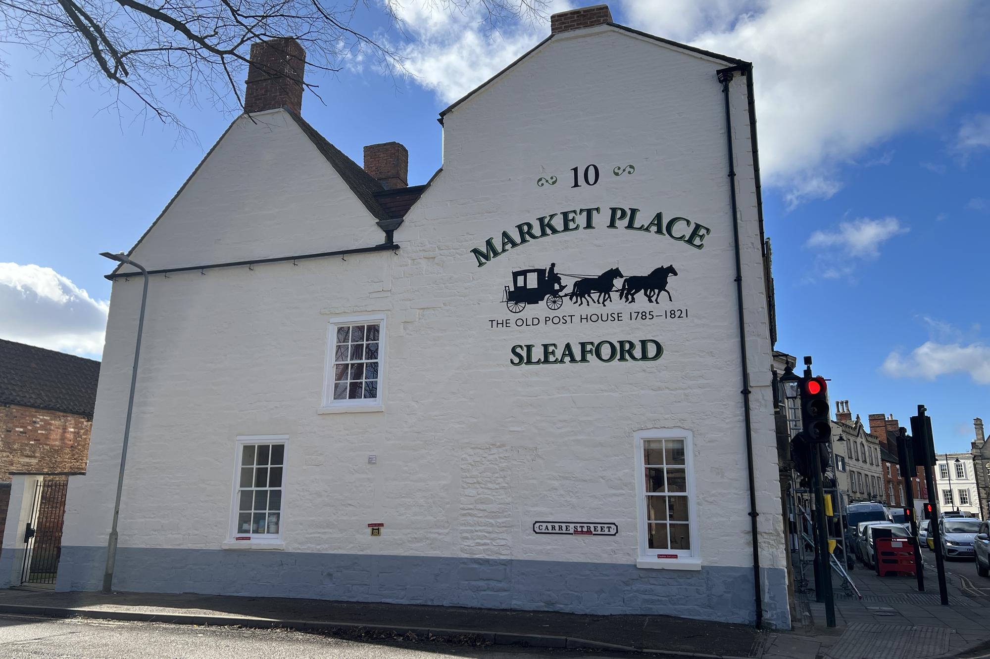 Mural to old post house revealed in Sleaford