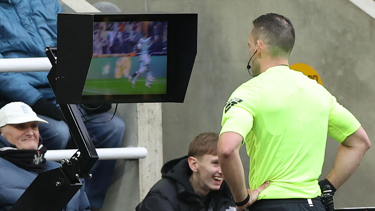 Football : la VAR fait son entrée pour les quarts de finale de la Coupe ...