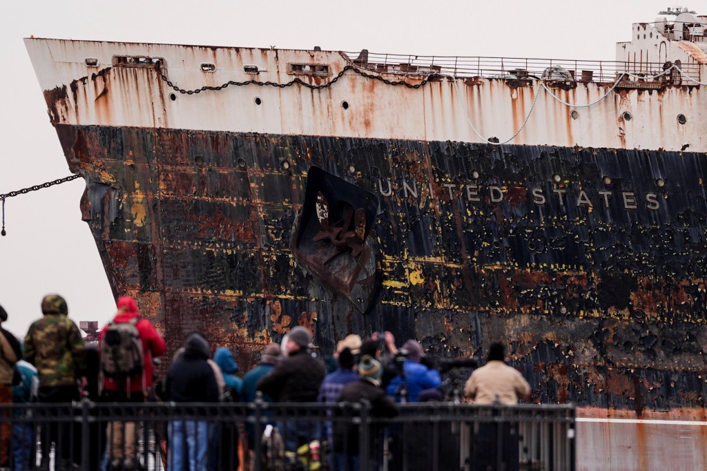 Historic US ship SS United States on its final voyage after 30 years ...