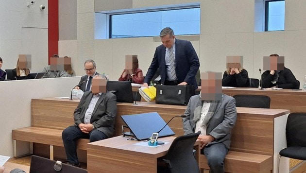 Der Brei ist heiß, deshalb reden alle um ihn herum