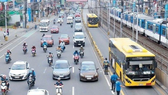 ‘PNP chief’ convoy held for EDSA busway use