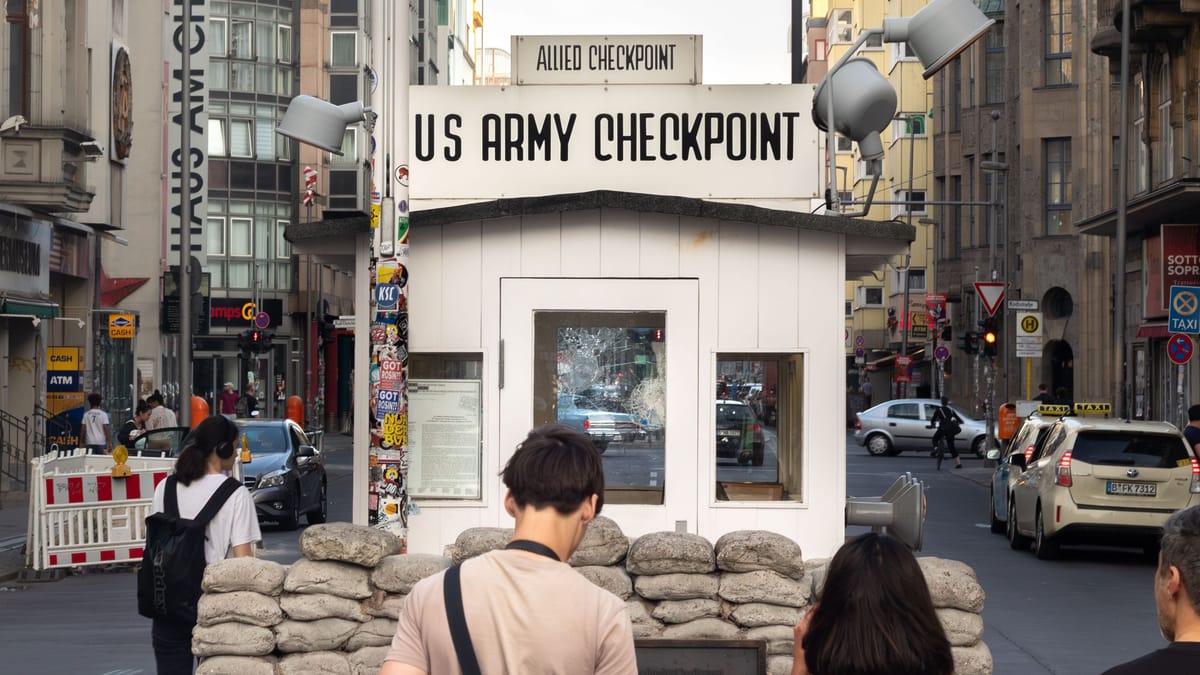 Berlin: Der Checkpoint Charlie ist historische Stätte und Touristenmagnet