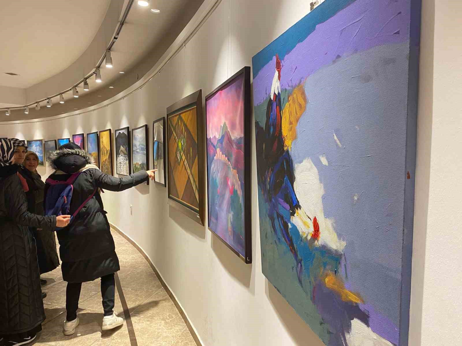 Çorum’da 71 kadın ressamın 71 eserine vatandaşlardan yoğun ilgi