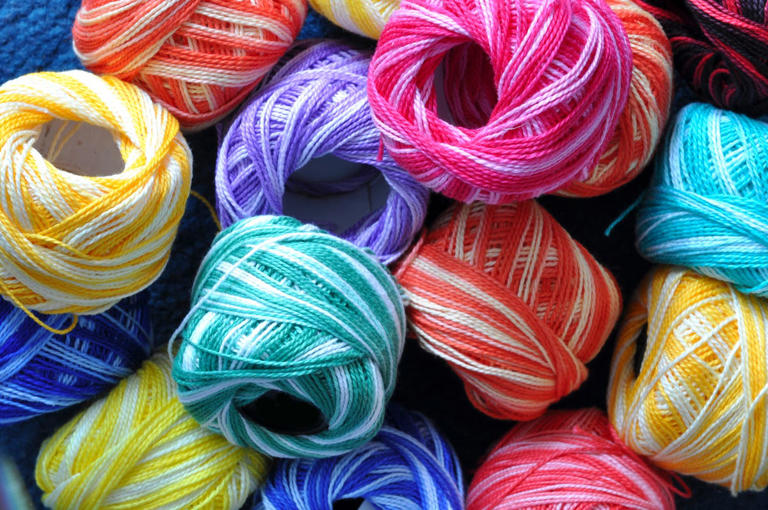 Yarn cakes: How to cake a skein of yarn for your next knitting project
