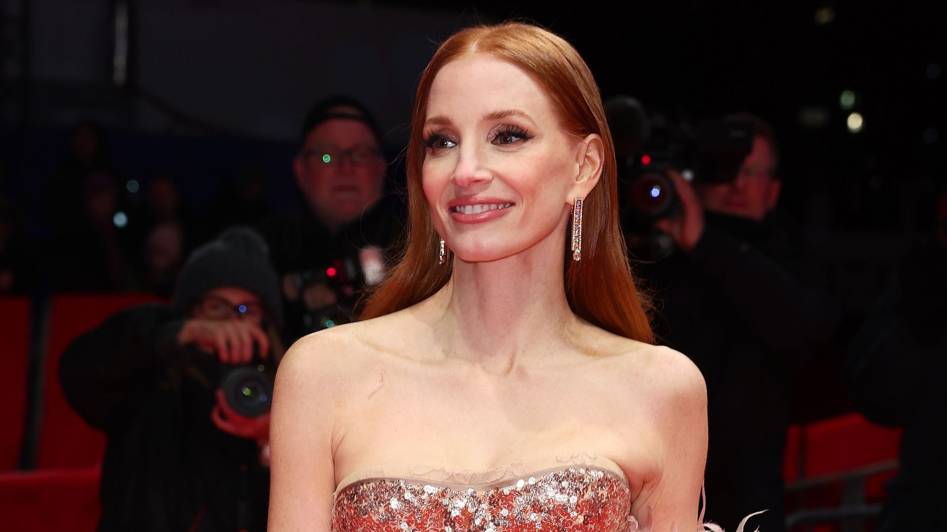 Jessica Chastain unveils major hair transformation in mini skirt and ...