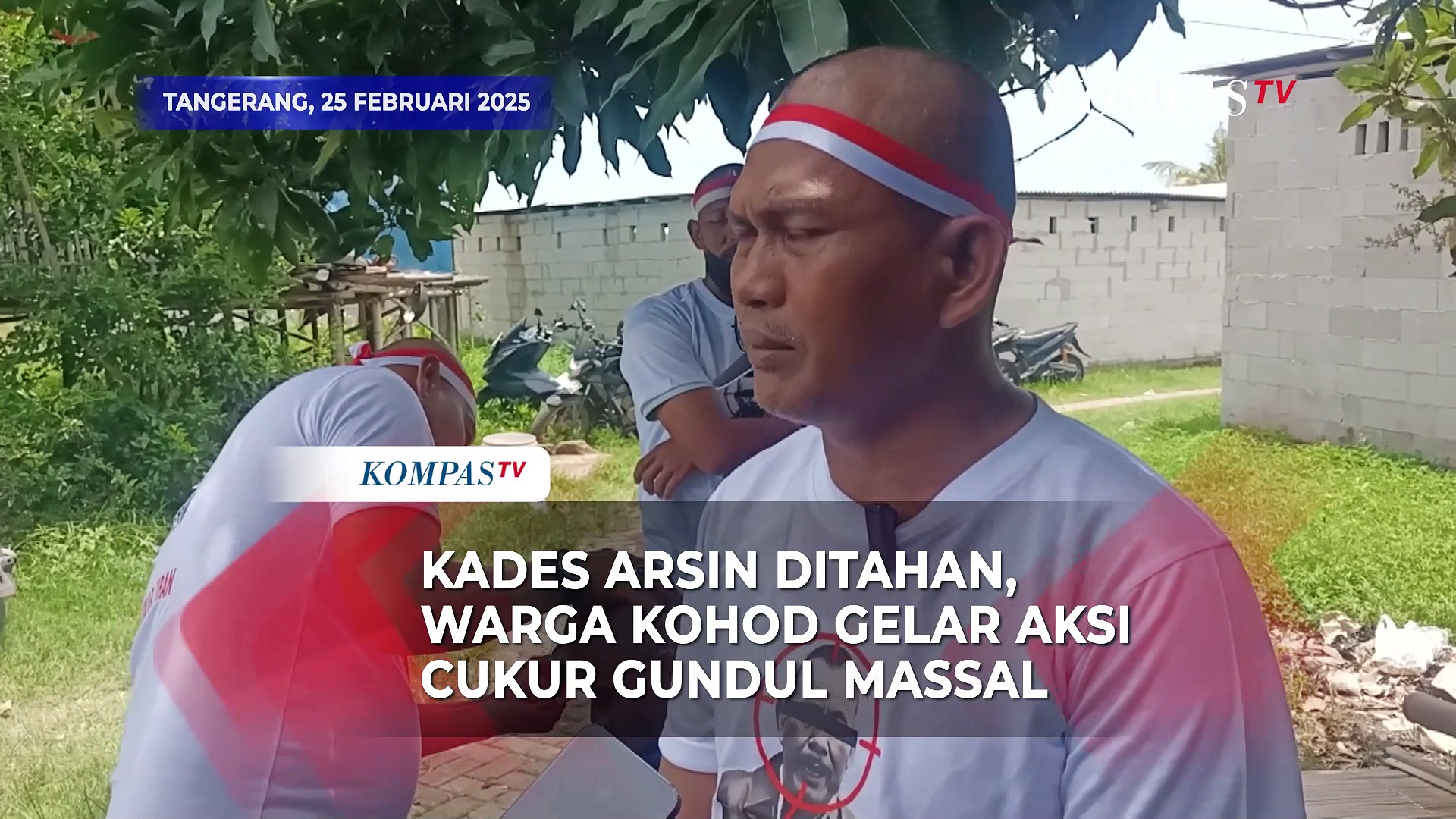 Aksi Warga Kohod Ramai-Ramai Cukur Gundul usai Kades Arsin Ditahan