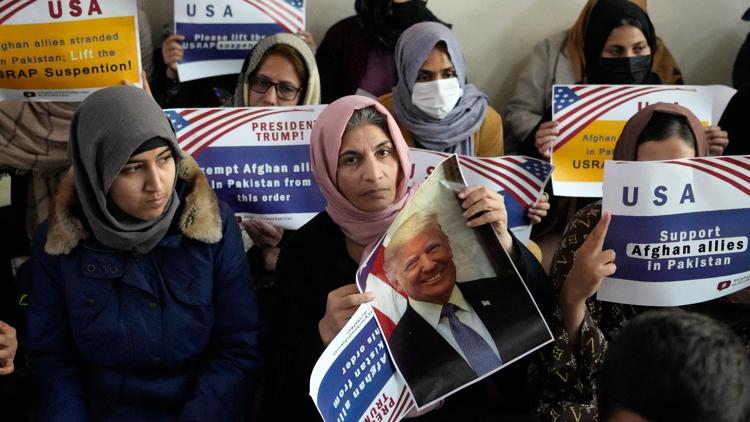 Seattle judge temporarily blocks Trump's refugee executive order