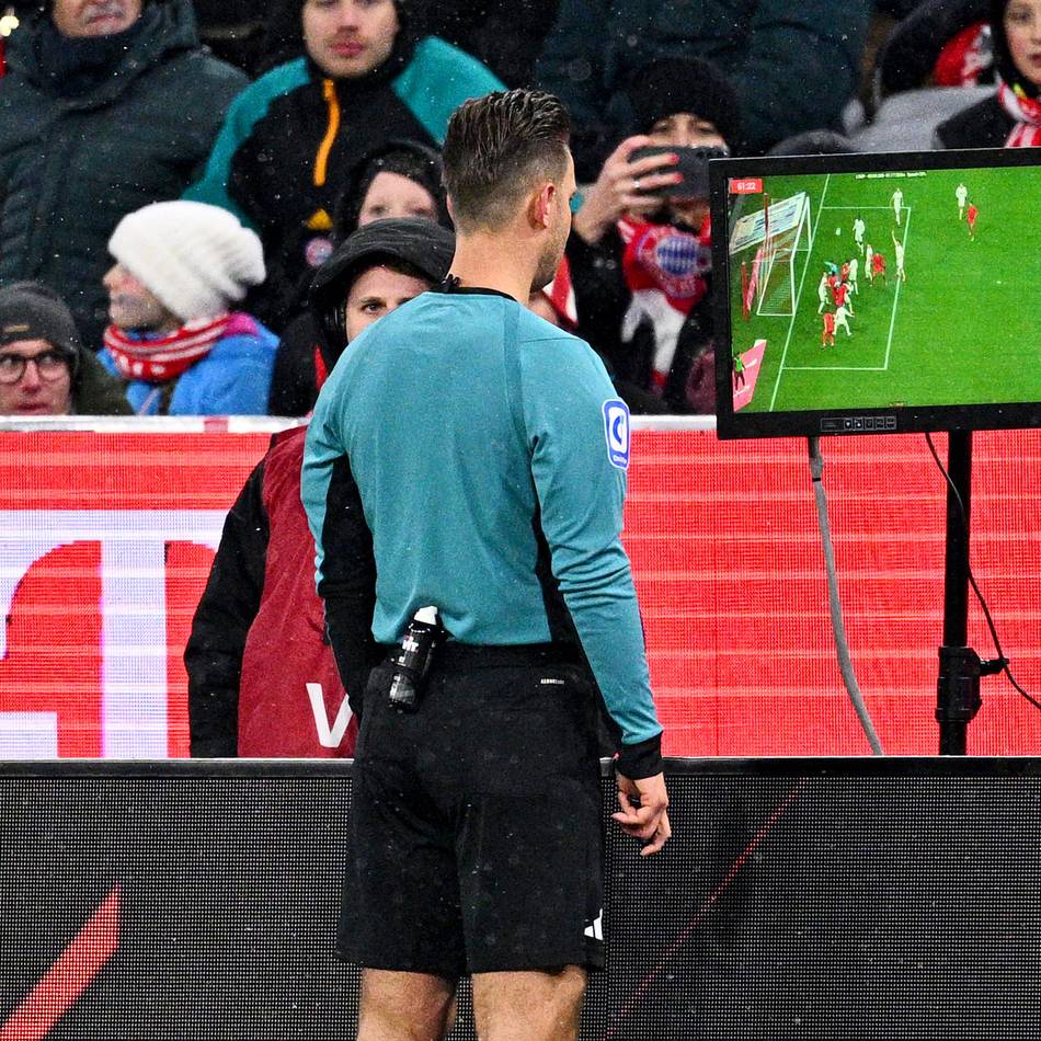 DFB denkt über VAR-Bilder auf Stadionleinwänden nach