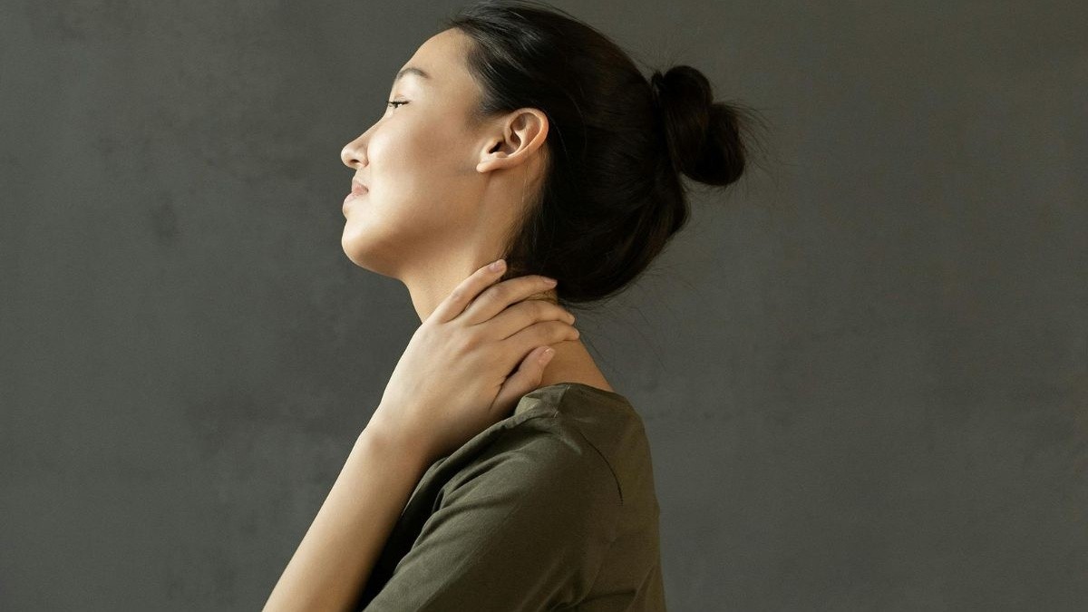 How to Kick the Habit of Cracking Your Neck and Knuckles