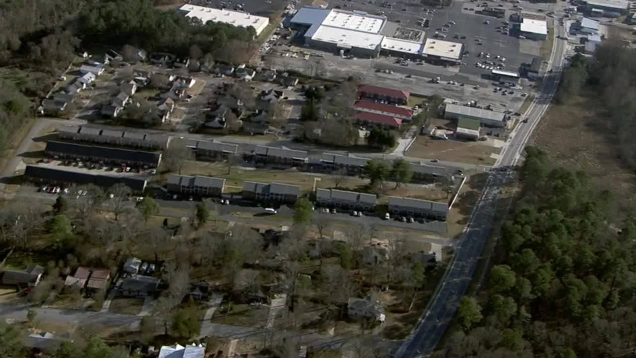 Baby pulled from burning apartment in Winder; first responders injured