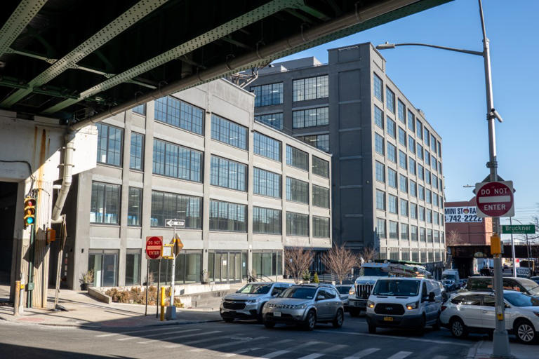 Massive new migrant men’s shelter opens in this NYC nabe — and locals ...