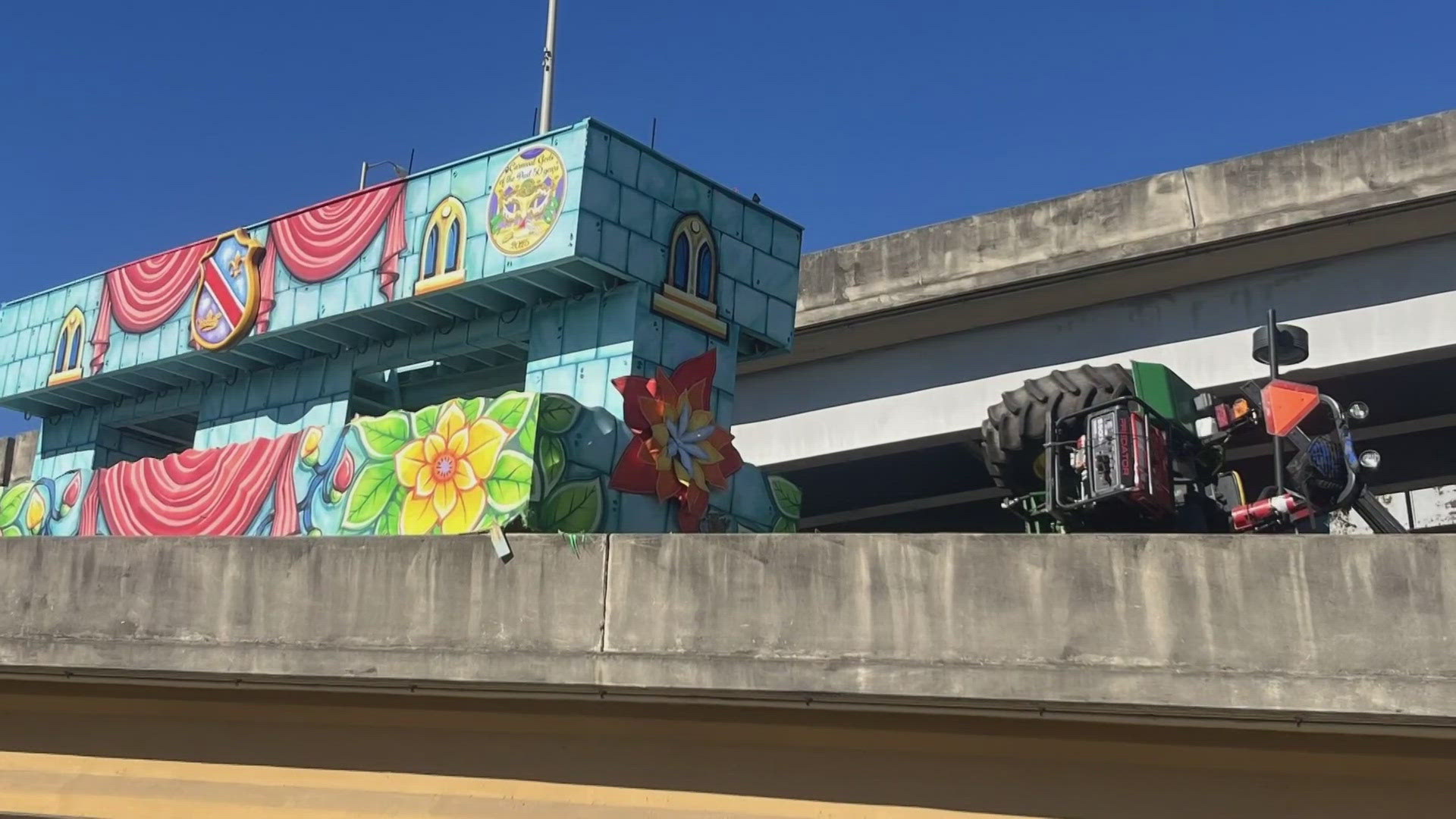 Tractor pulling King Arthur float tips over on Tchoupitoulas off-ramp