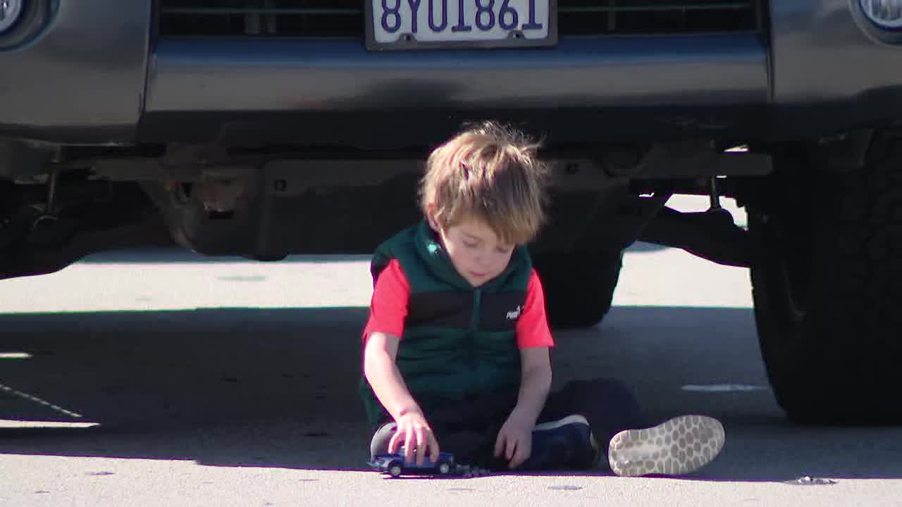 Adorable moment: Toddler plays with toy cars on freeway during Highway ...