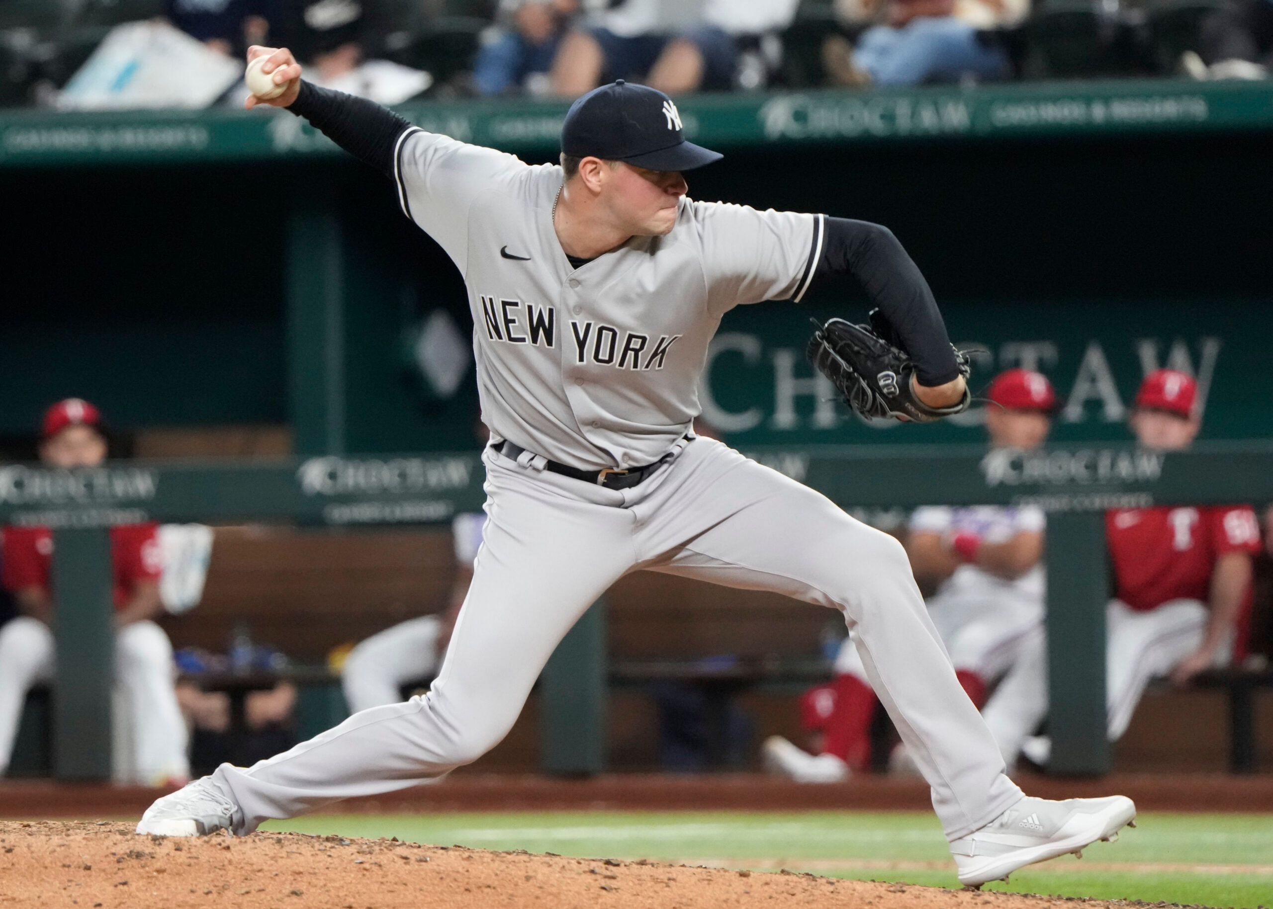 Yankees’ bullpen arm exits game with apparent leg injury