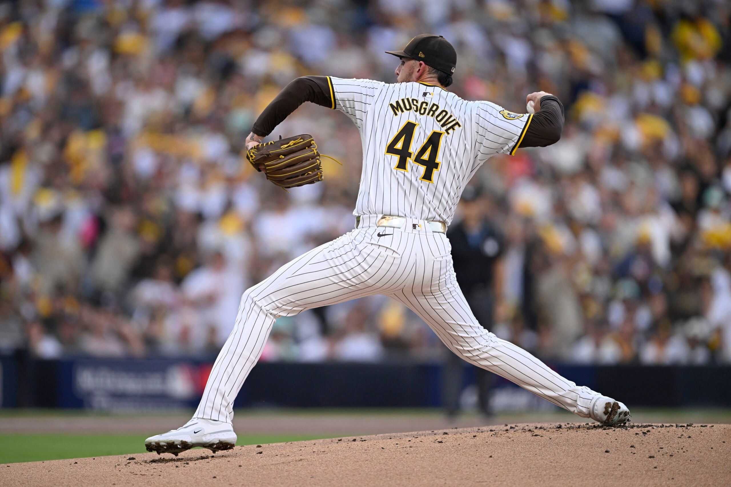 Padres star pitcher devoted to team in 2025 despite injury