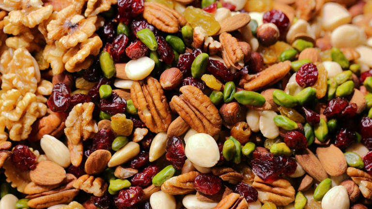 6 nuts you should eat more of and 6 you should avoid