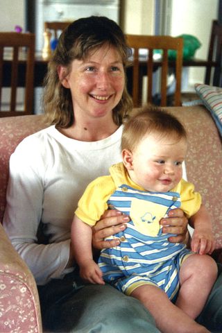 Musician Starts Singing in His Parents' Kitchen, Then His Mom Joins In ...