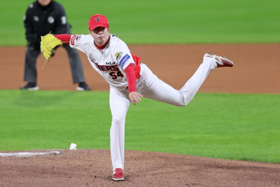 영원한 KBO 대투수 '태극마크' 드디어 입 열다 "RYU 형과 한번 더, 단..." [오키나와 현장]