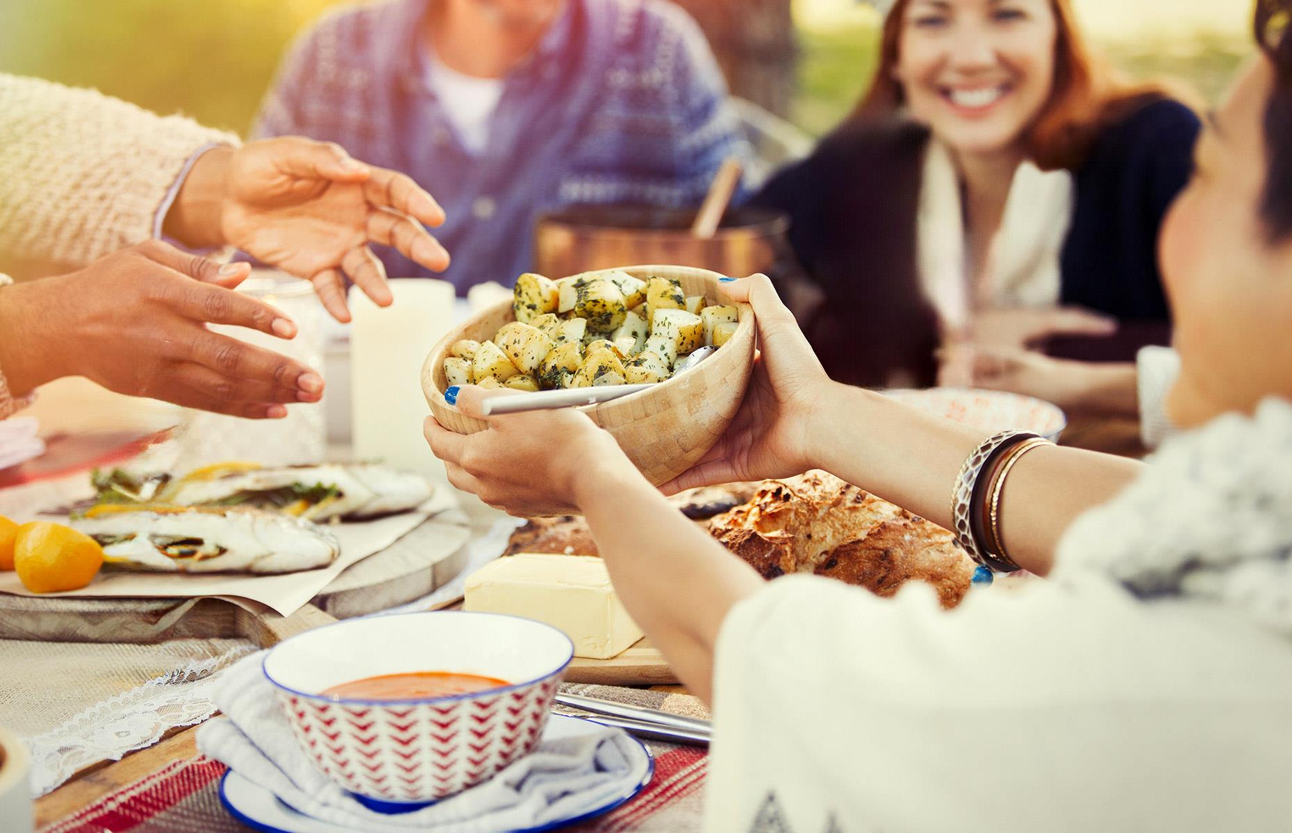 32 common things you should never do when eating at a restaurant