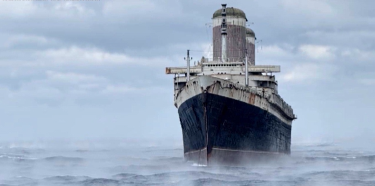 Tugboat crew successfully navigates the SS United States through rough ...