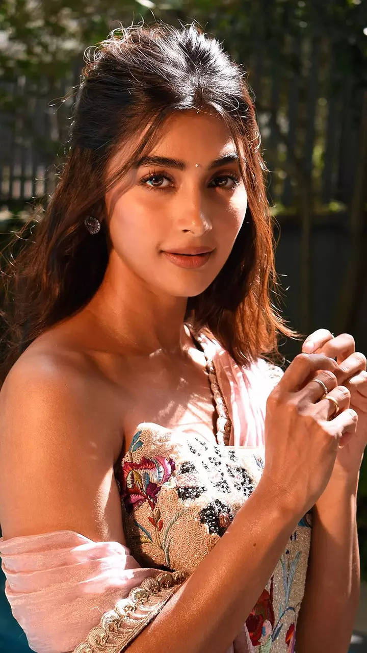 Pooja Hegde’s dreamy saree look redefines modern elegance