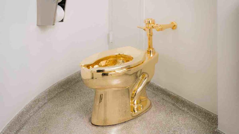 Men on trial for stealing 18k golden toilet from English palace, Trump ...