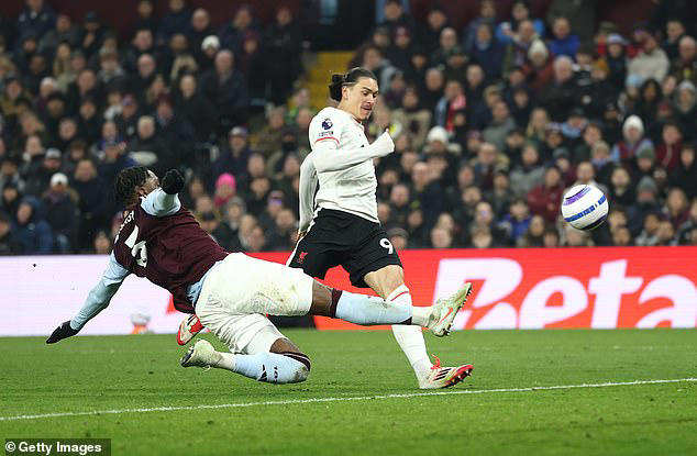 Liverpool boss Arne Slot explains why he went public with his criticism of Darwin Nunez after ...