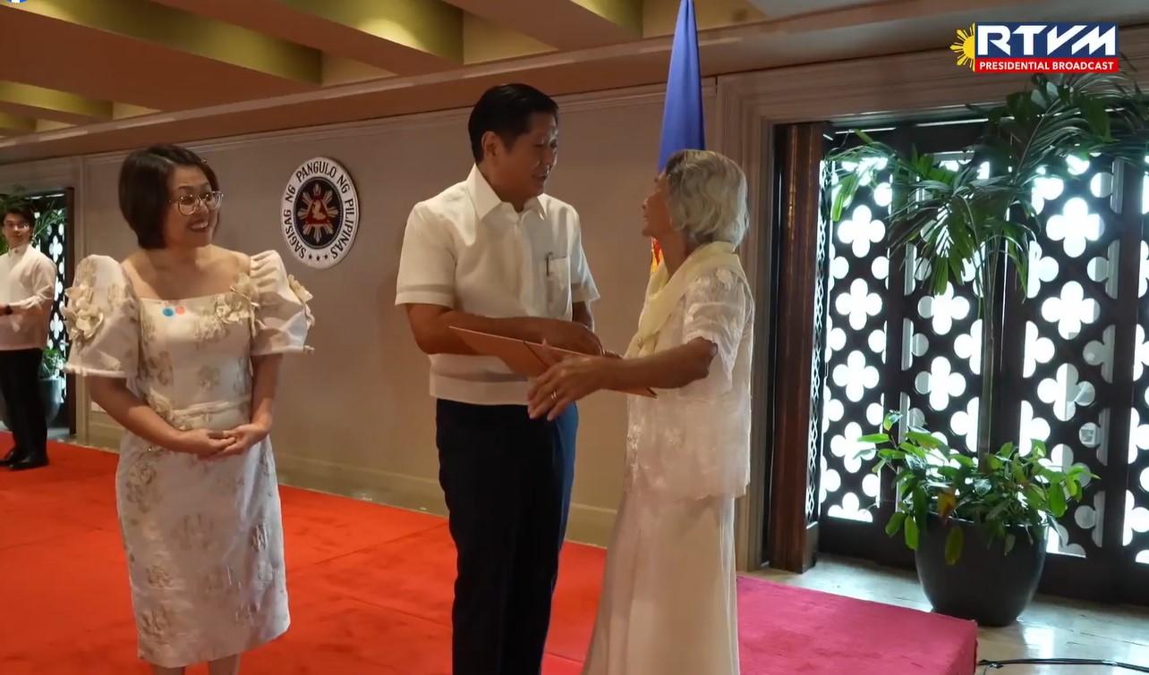 Marcos distributes cash gifts to beneficiaries of Expanded Centenarian Act