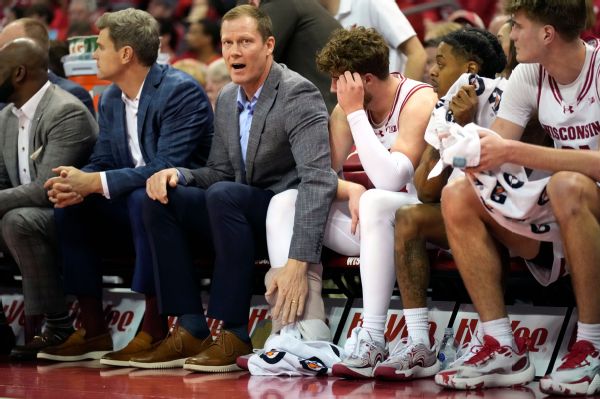 Wisconsin's Klesmit exits with leg injury in win over Washington